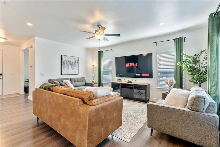 Big Home! Fenced Yard! 30+ Day Discount! Garage! - 바인야드