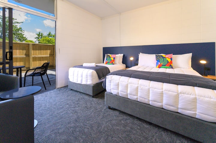 Queen Studio + 1 Single W/ Kitchenette & Ensuite - Rotorua