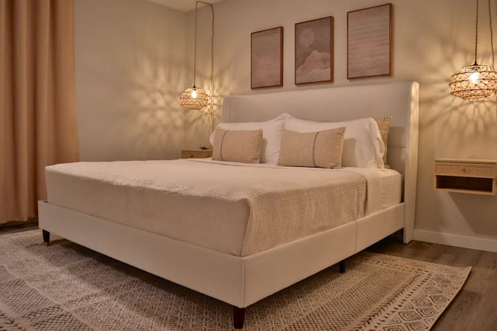 Just Mins From Downtown Close To Acl & F1 - Austin, TX