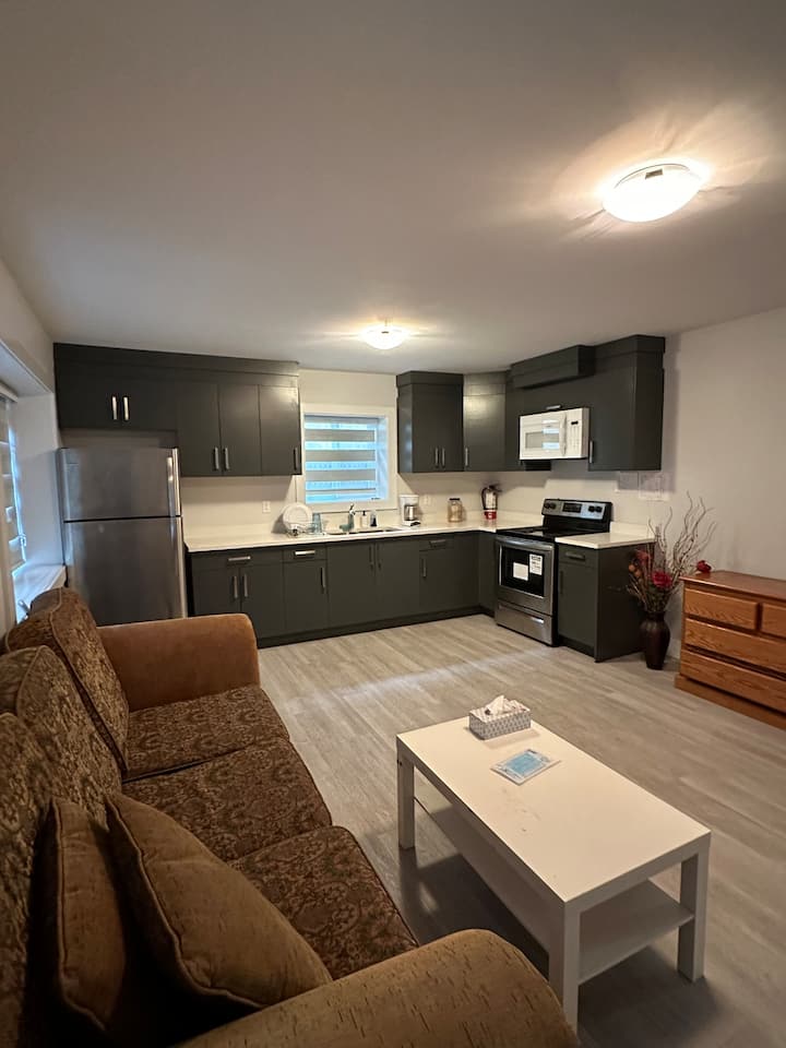 Central Surrey L Cozy One Bedroom Suite - Surrey