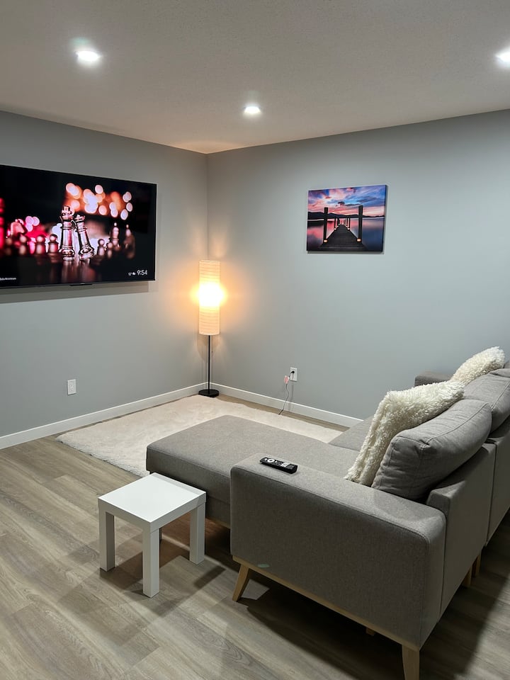 Cozy 2-bedroom Basement Haven

King And Queen Beds - White City