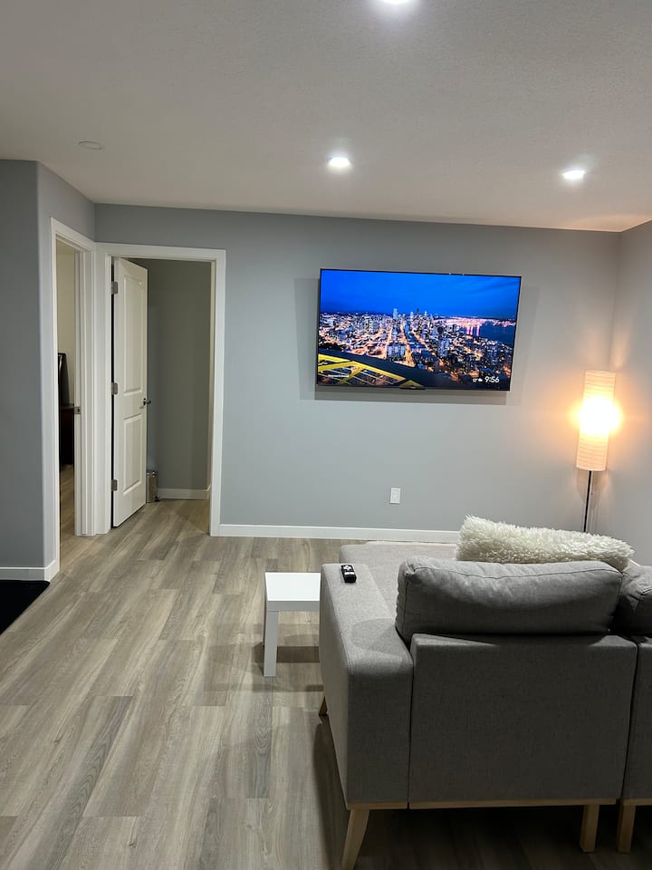 Cozy 2-bedroom Basement Haven

King And Queen Beds - White City