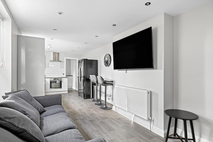 Brand New 5 Bedroom House - Plymouth