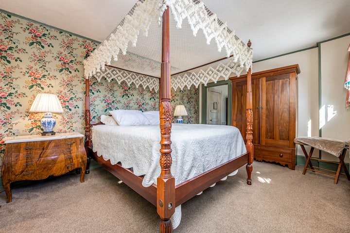 Wayside Inn (Room #15) Bernstein Suite - Strasburg, VA