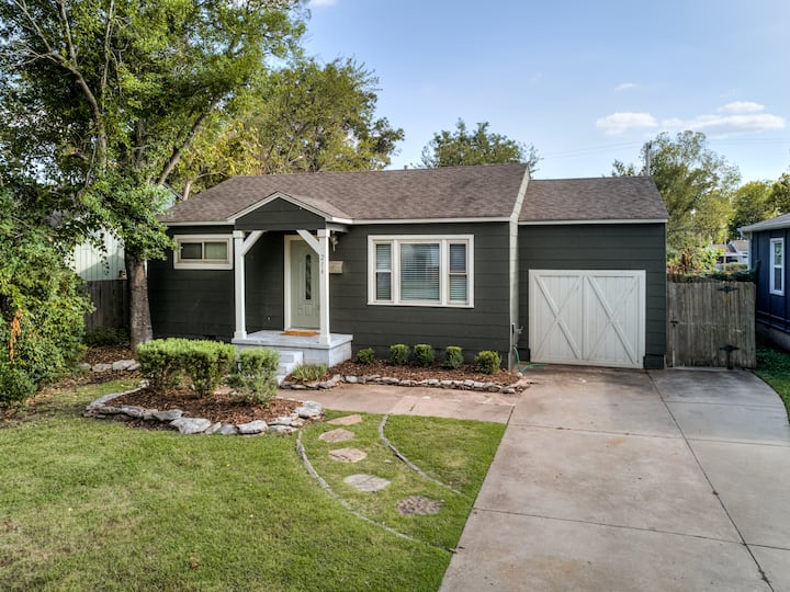 Green Bungalow - Pet Friendly - Tulsa, OK