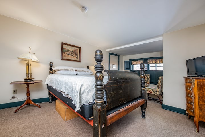 Wayside Inn (Room #5) Middletown Guest Room - Strasburg, VA