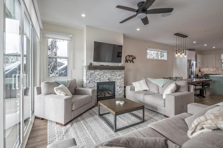 New Duplex W/hot Tub, Garage, Bbq And Media Room - Armstrong