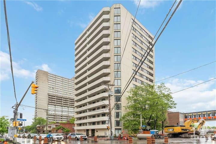 Big 1br Condo/parking/lrt/bus/in Unit Laundry - Ottawa