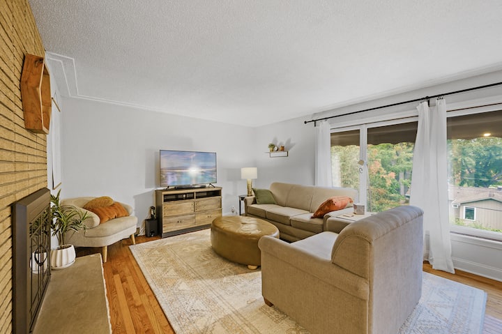Cozy, Spacious 4-bedroom Home - Minnetonka, MN
