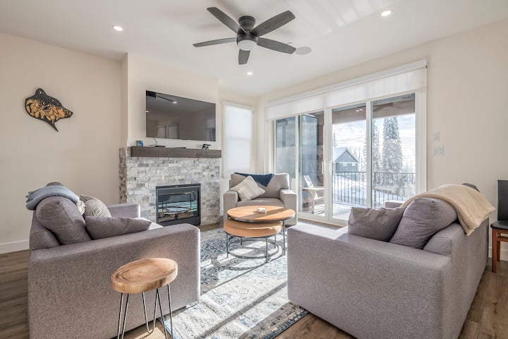 Modern Duplex W/garage, Media Room, Bbq & Hot Tub - Armstrong