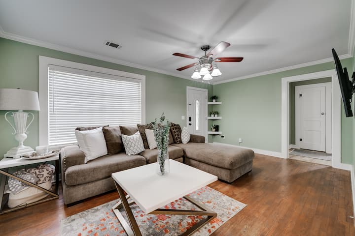 Flora Cottage: Cozy Stay• Lux Linens • Petfriendly - Conway, AR