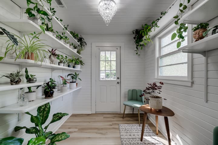 Flora Cottage: Your Cozy Conway Retreat. - Conway, AR