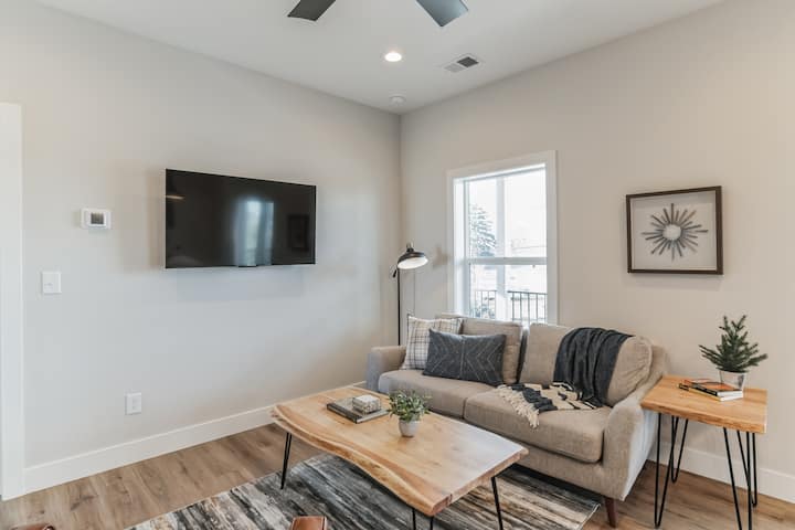 The Bunkhouse-modern, Above Garage, Private Apt! - Fort Collins, CO