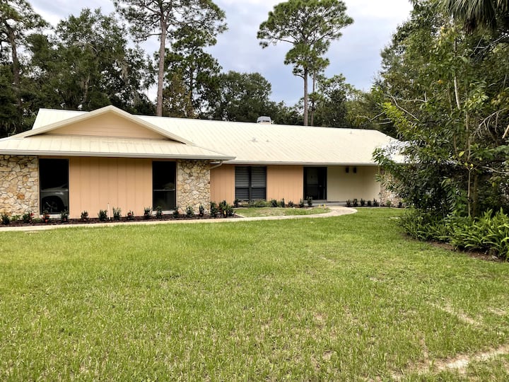 Home In Geneva - Lake Harney, FL