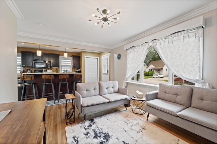 3br Home Near Downtown W/ 5 Beds & Finished Basmnt - カナダ ウィンザー