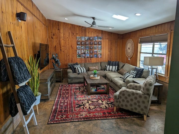 Texas Two Step | 3br Home Near Main & The River - Bandera, TX