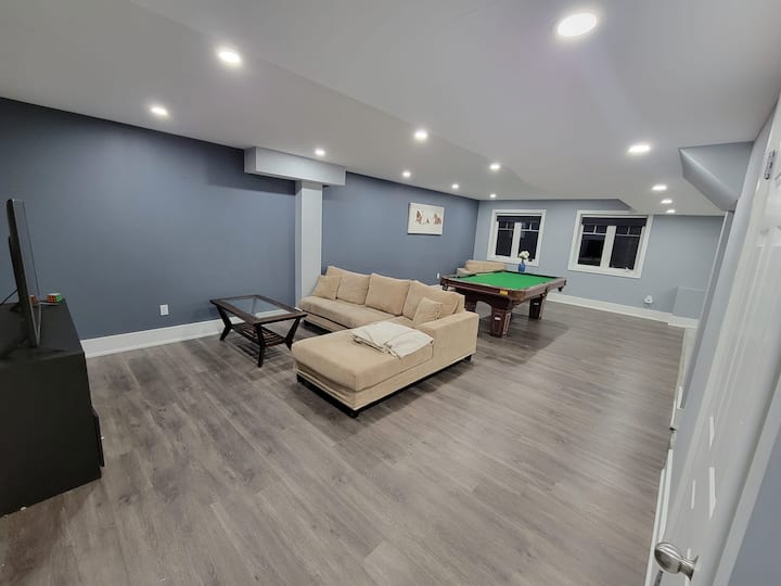 House Near Durham College - オシャワ