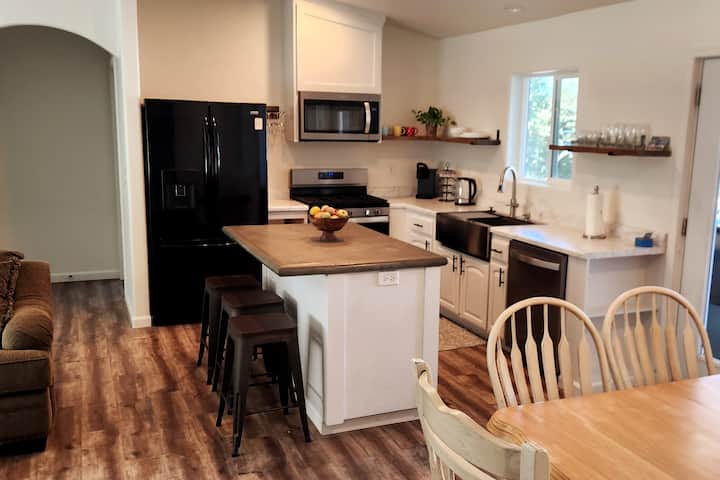 Palm Hideaway, Close To Downtown, 3 Bedroom - Templeton, CA