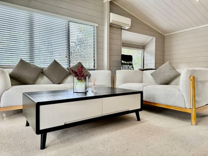 Orewa 3br Holiday House - 1 Minute Walk To Beach - Waiwera