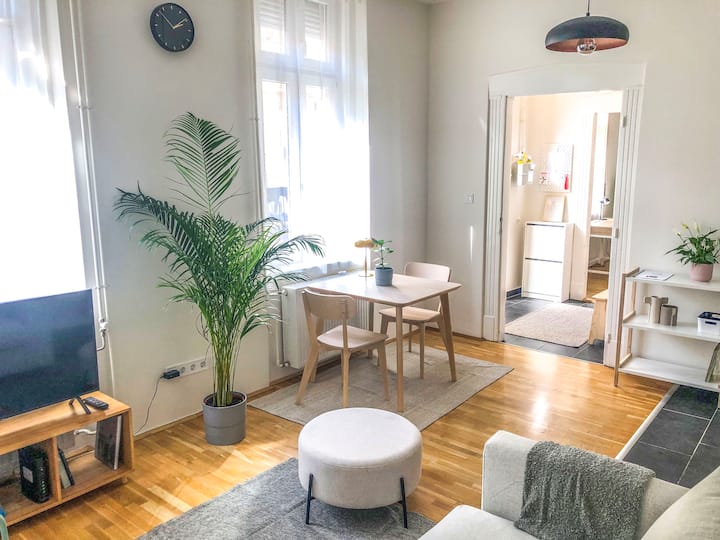 Urban Nest, Bright And Cozy Flat With Workspace - Budapest