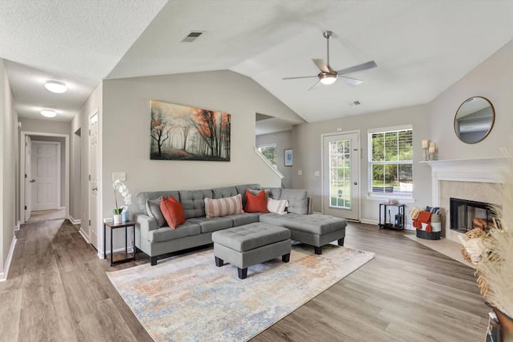 Savannah Home In The Suburbs - Savannah