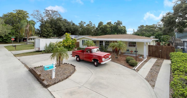Retro Florida Airbnb - Clearwater, FL