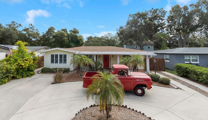 Retro Florida Airbnb - Dunedin, FL
