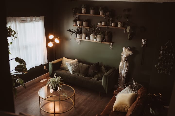 Urban Jungle Hideaway - Edmonton