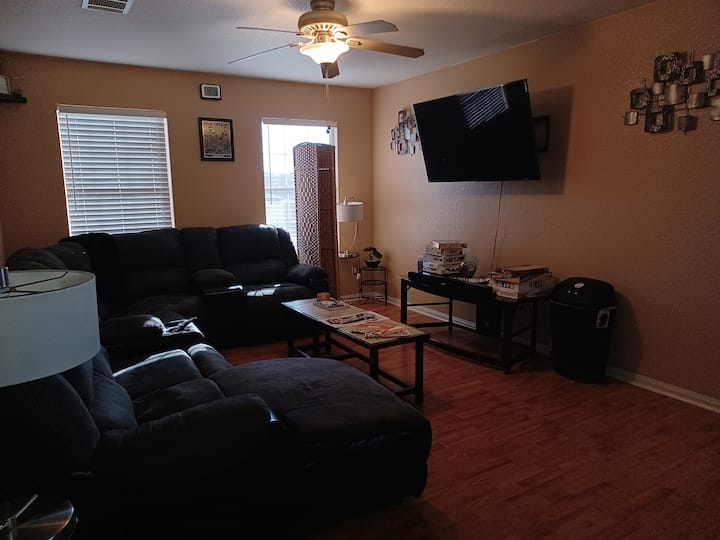 Chrissy's Upstairs Retreat Loft (Curl) - Temple, TX