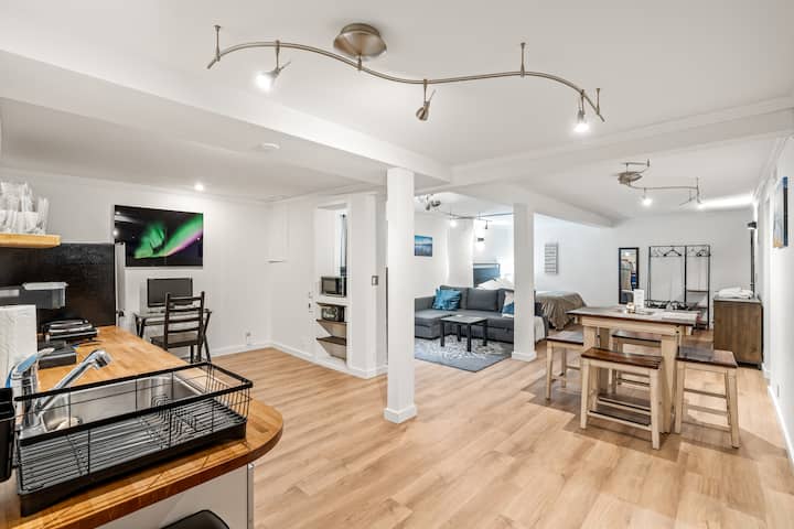 Spa Themed Guesthouse With Designated Parking Spot - Lumen Field