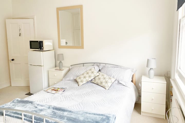 Large Serviced Double Room Nr St Albans Station - St Albans
