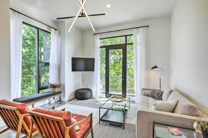 Modern Condo In Trendy Sola With Balcony - Austin, TX