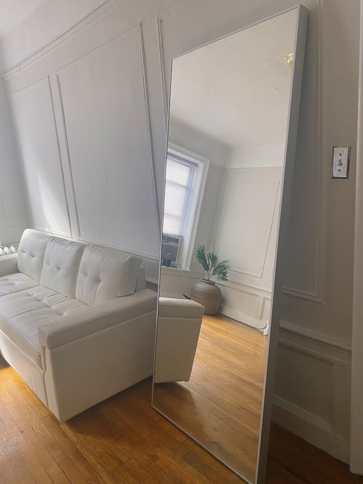 Cozy Spacious Vintage 1-bedroom Apartment In Nyc - Great Neck, NY