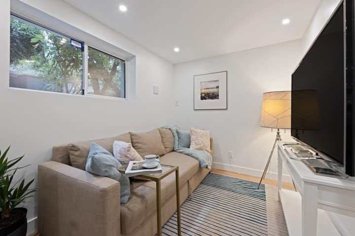 Cozy 2 Br Garden Suite In Kits - Vancouver