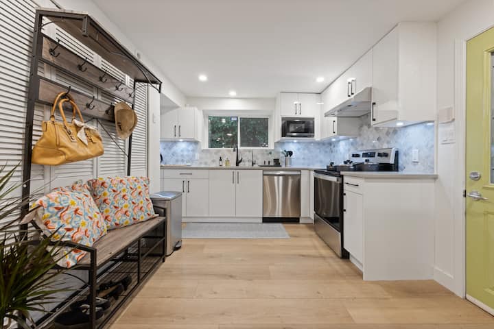 Cozy 2 Br Garden Suite In Kits - Vancouver