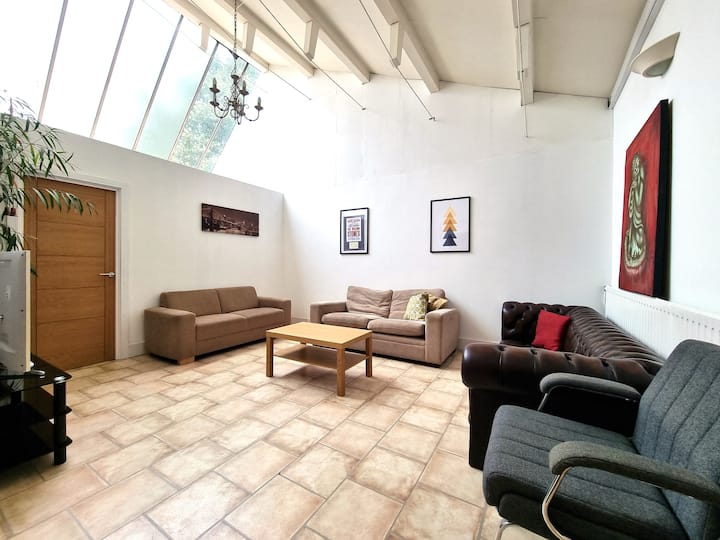 Spacious 6 Bed, 4 Bath Apartment - Swindon