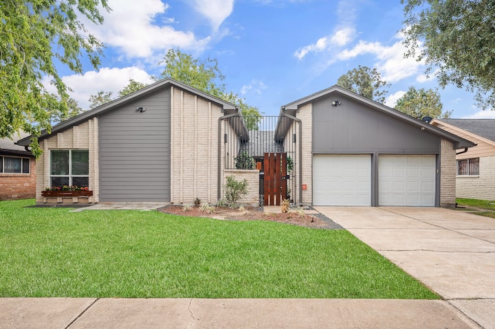 Spacious Home W/ Relaxing Atrium - Houston, TX