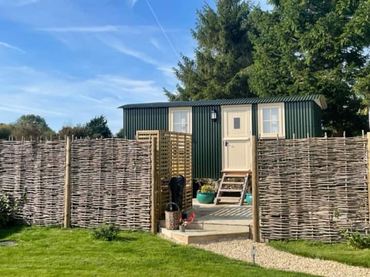 Shepherd's Hut In The Cotswolds - Cotswolds