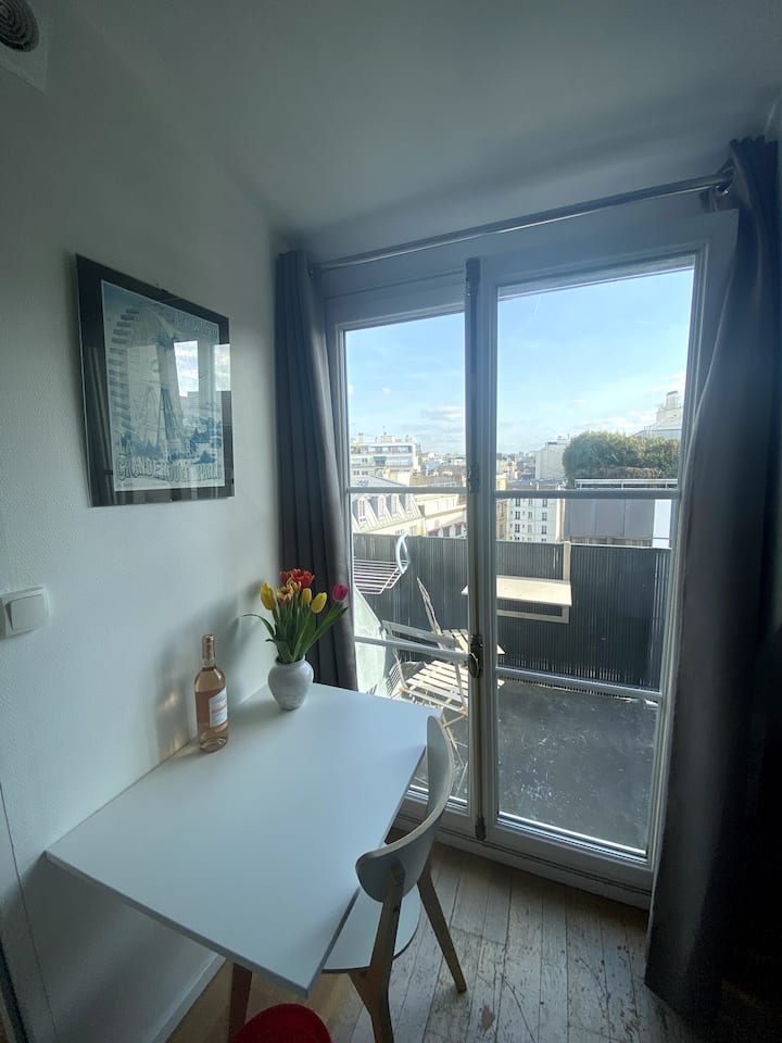 Studette Lumineuse Avec Balcon (Et Parking) - Paris