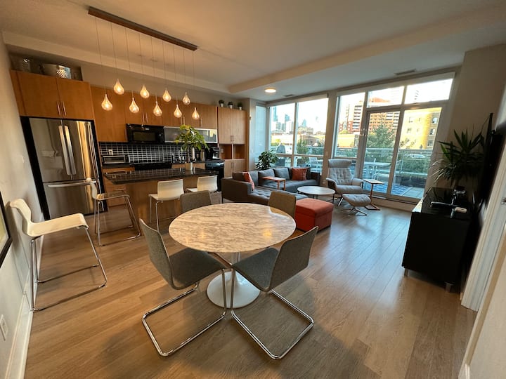 Large Downtown Condo W/ Private Patio & Parking - Toronto