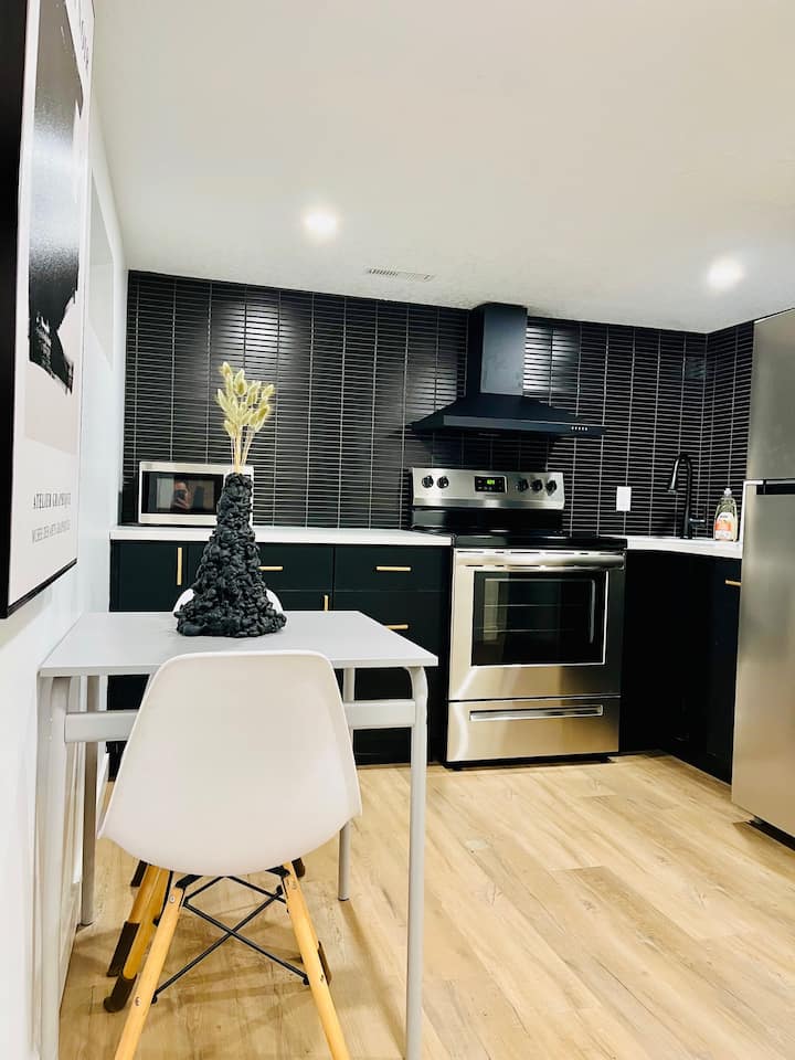 Gorgeous Modern Suite On Whyte Ave. / Uofa - Edmonton