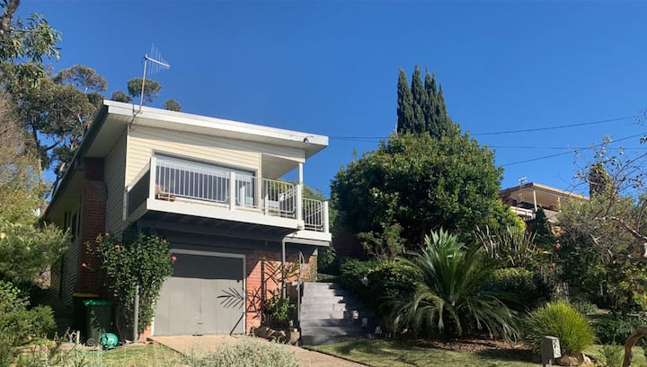 Retro Beach House Retreat - Eden