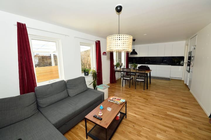 Radhus Med Bekvämt Läge - Täby