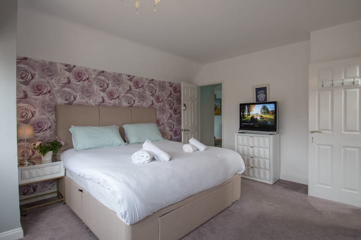 Large King Bedroom With Ensuite - Luton