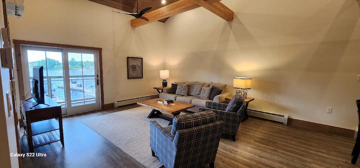 Luxurious Accommodation - Greenville, ME