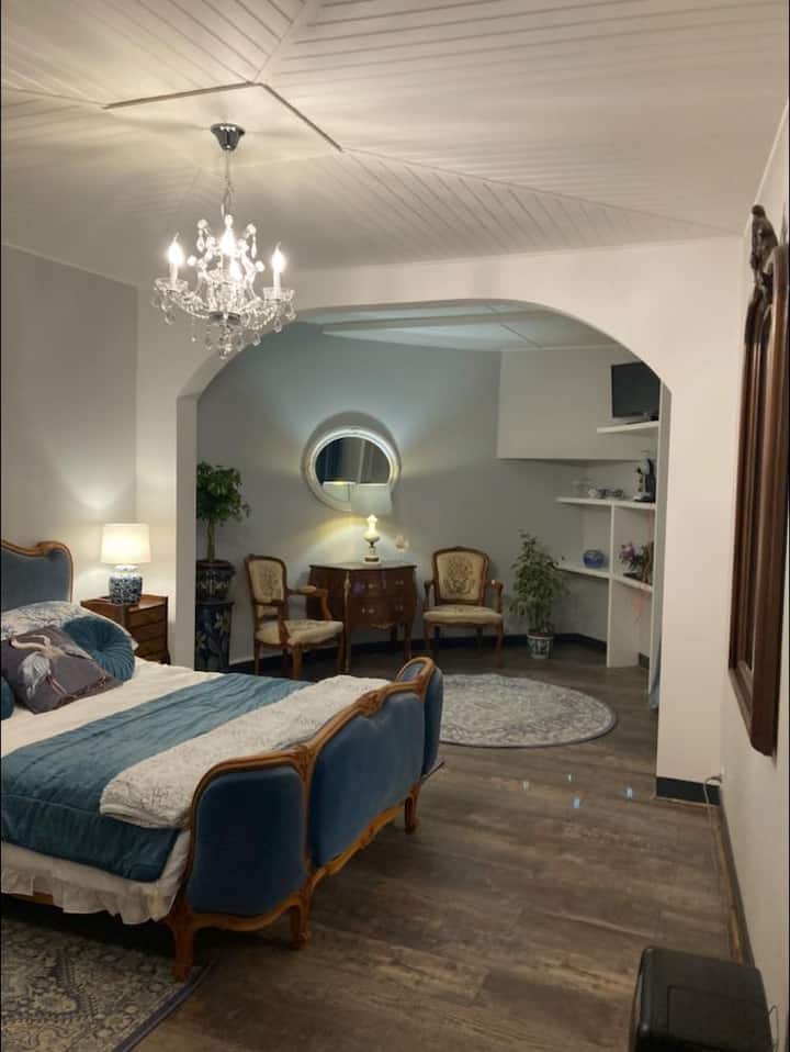 Double Deluxe Large
1 Bedroom
1 Private En-suite - Bellac