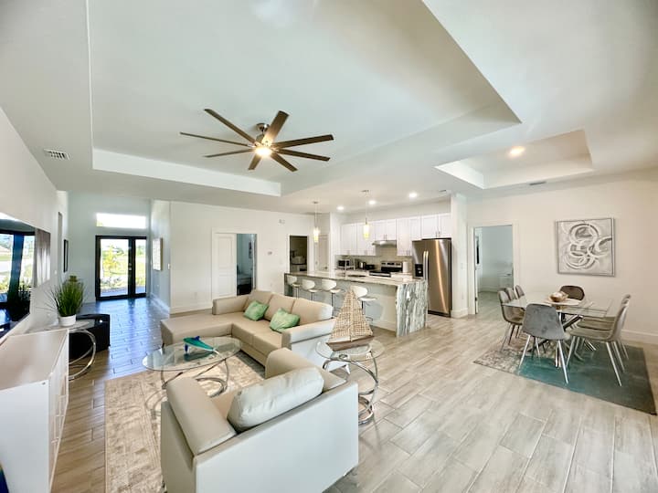 Villa Waterlily - 5 Bedroom Pool Home Waterfront - Cape Coral, FL