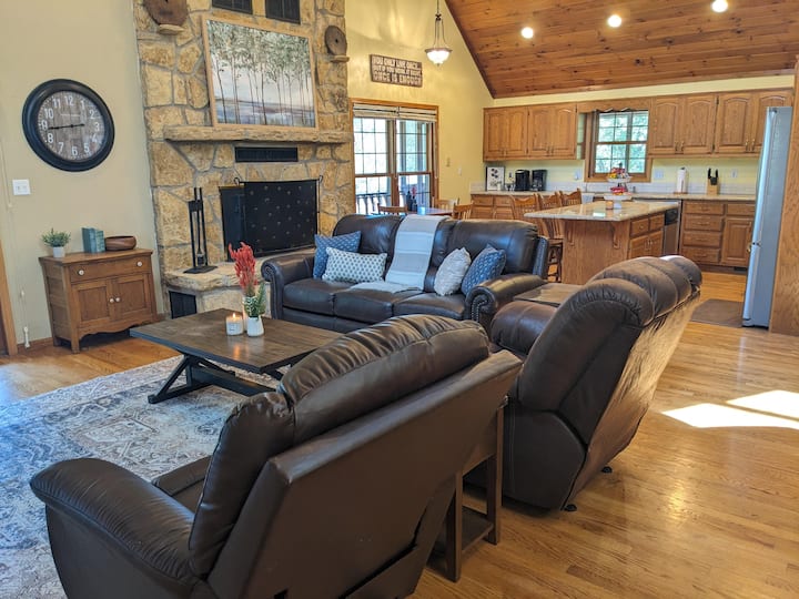 5 Mins To Lake! Fire Pit, Outdoor Space! - Perry Lake, KS