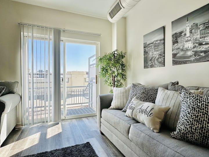 Downtown Penthouse Suite W/balcony - White River State Park, Indianapolis