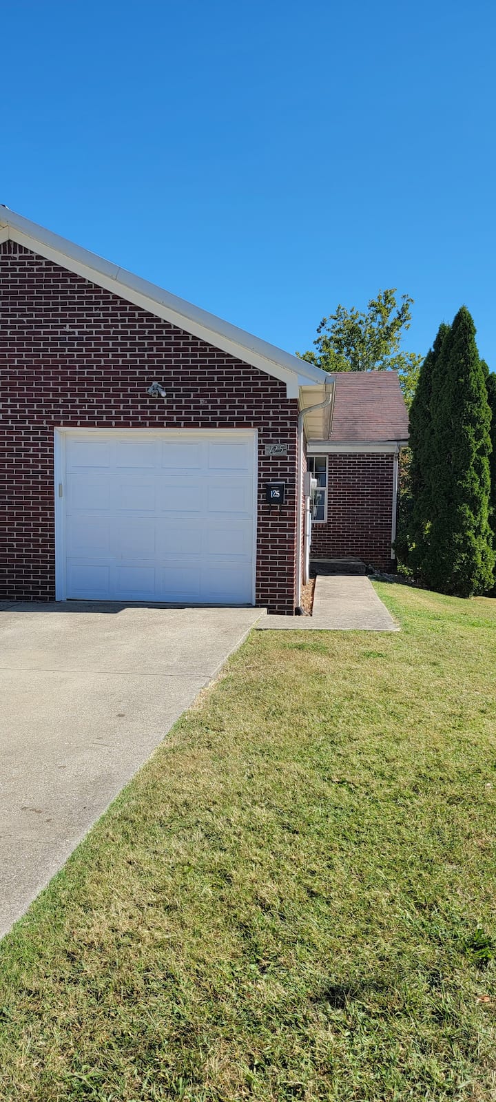Ideal Bluegrass Duplex (125 E) - Georgetown, KY